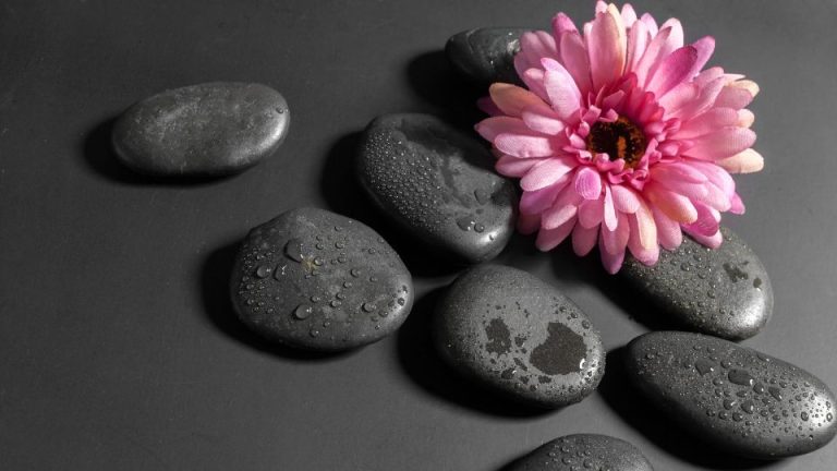 Pros and Cons of Hot Stone Massage for Neck | Synergy Health Clinic